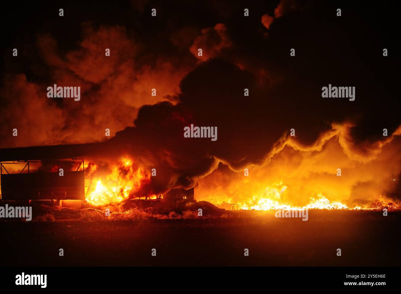 Burning industrial building. Big blaze at night Stock Photo - Alamy