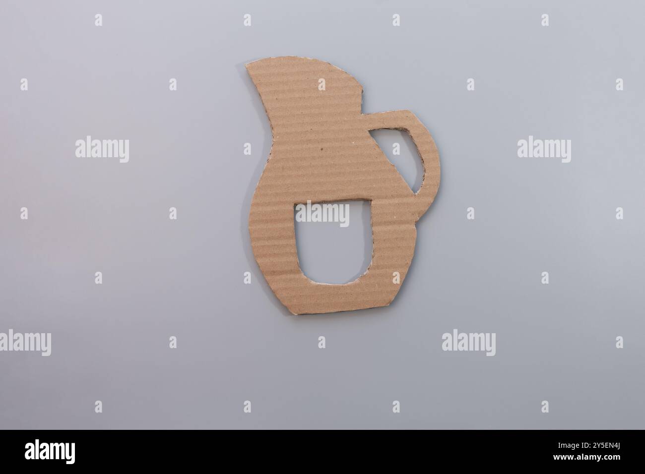 making process of summer craft from recycled paper, cut out cardboard ...