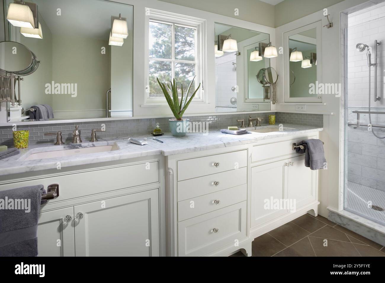 Long white double sink vanity hi-res stock photography and images - Alamy