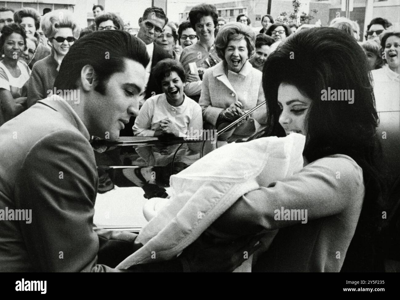 Elvis Presley and Priscilla with Lisa Marie, February 1968 Stock Photo ...