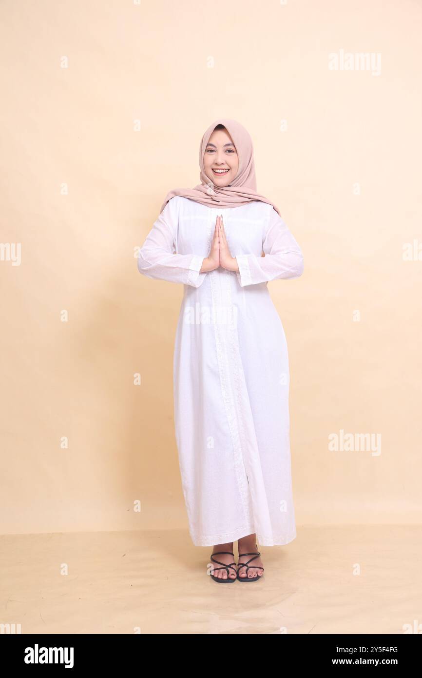 full body woman indonesia wearing beautiful dress sedekap happy pose ...