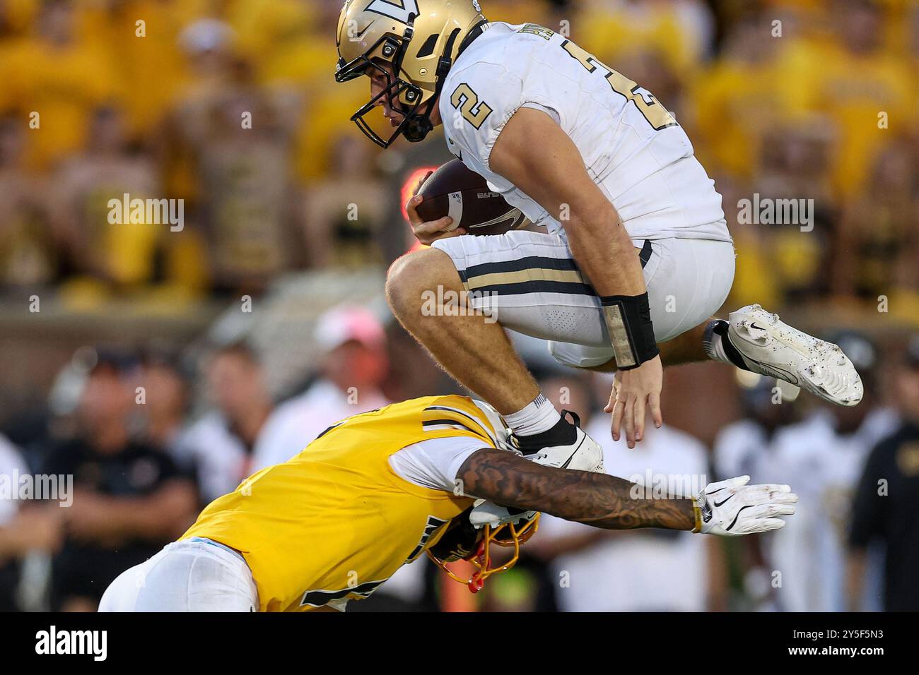 Vanderbilt quarterback diego pavia 2 hi-res stock photography and ...