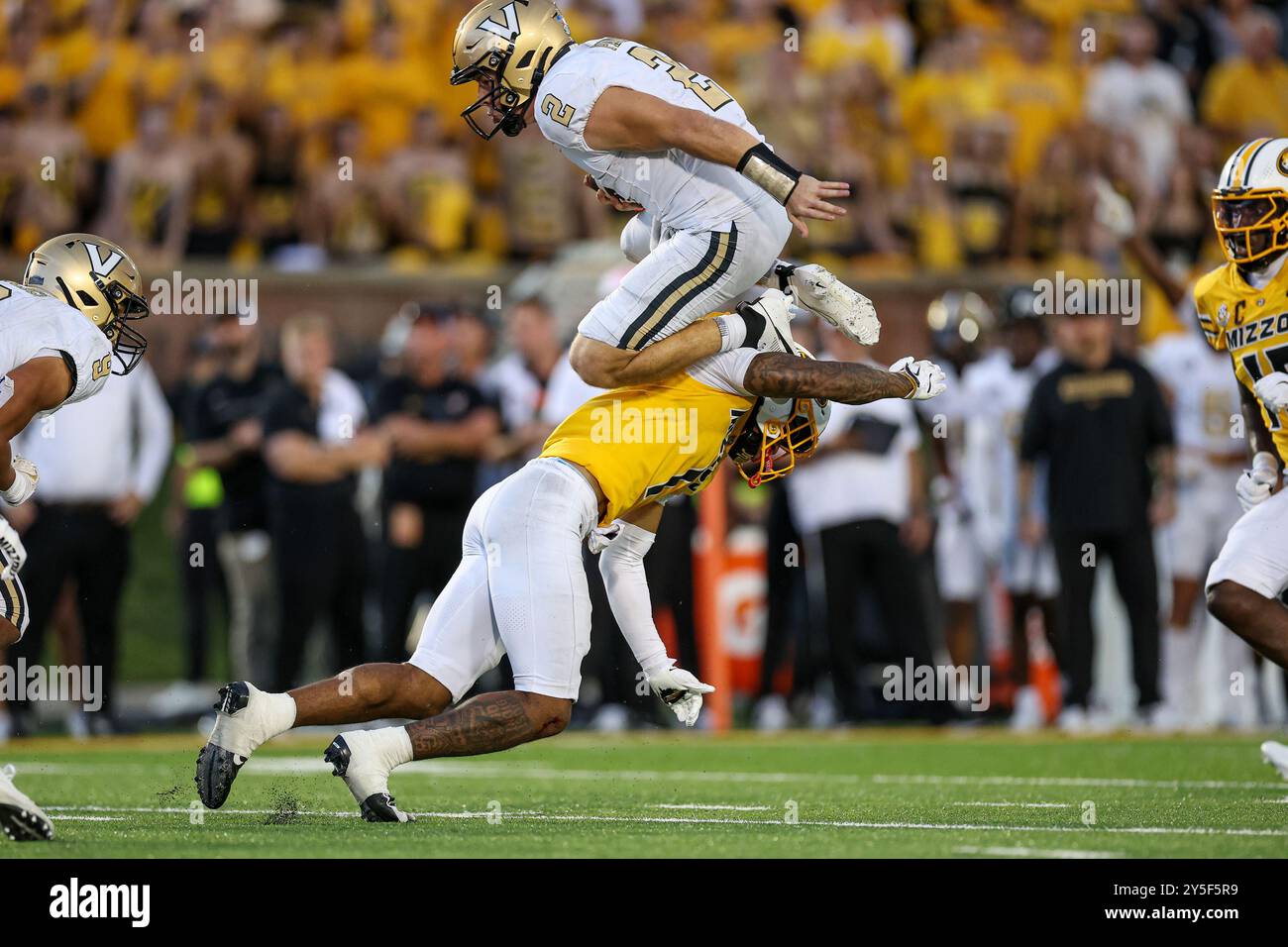 Vanderbilt quarterback diego pavia 2 hi-res stock photography and ...