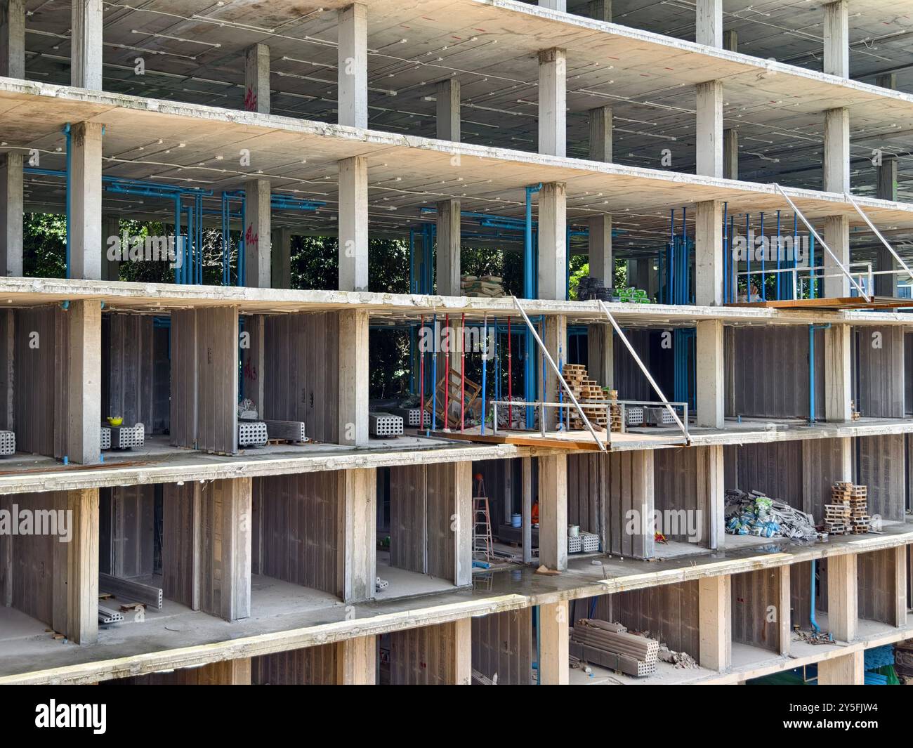 A new modern multi-storey residential building under construction Stock ...