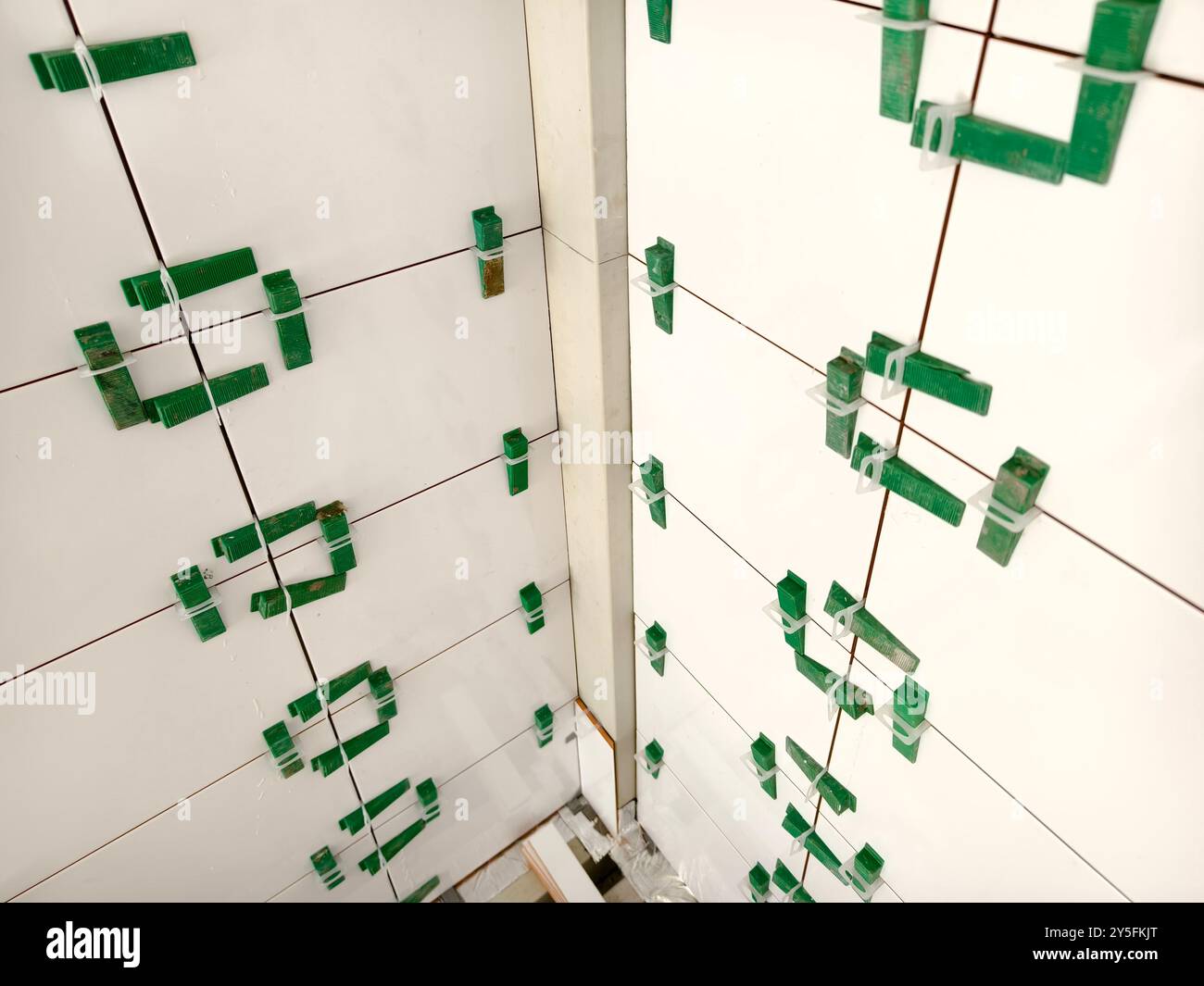 Tile in a small space measuring and marking a tile Stock Photo - Alamy