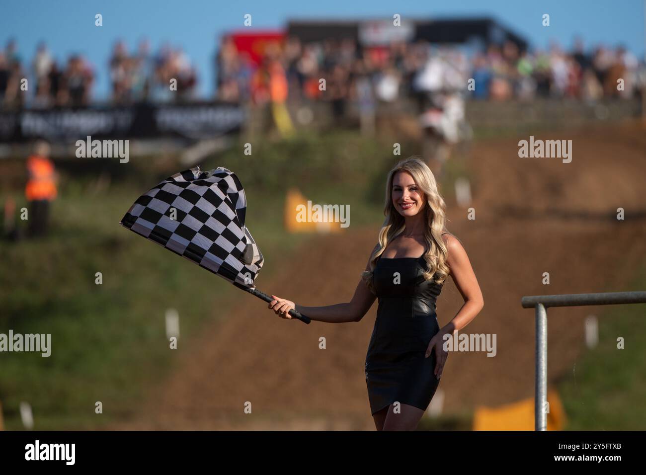 Grid Girl schwenkt die schwarz weiß karierte Zielflagge, GER, Motocross ...