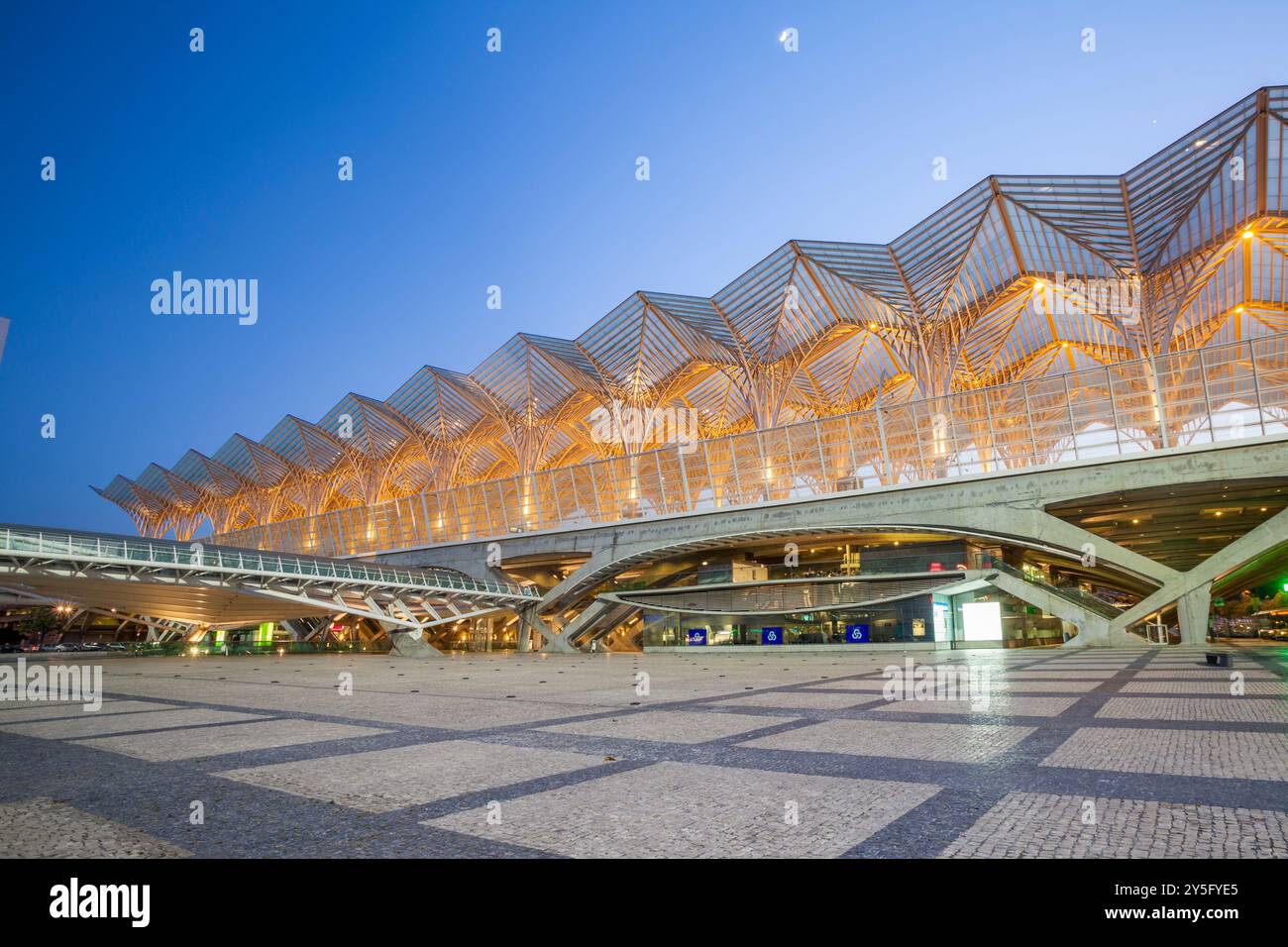 Gare do Oriente in Parque das Nações - Oriente station in Park of the ...