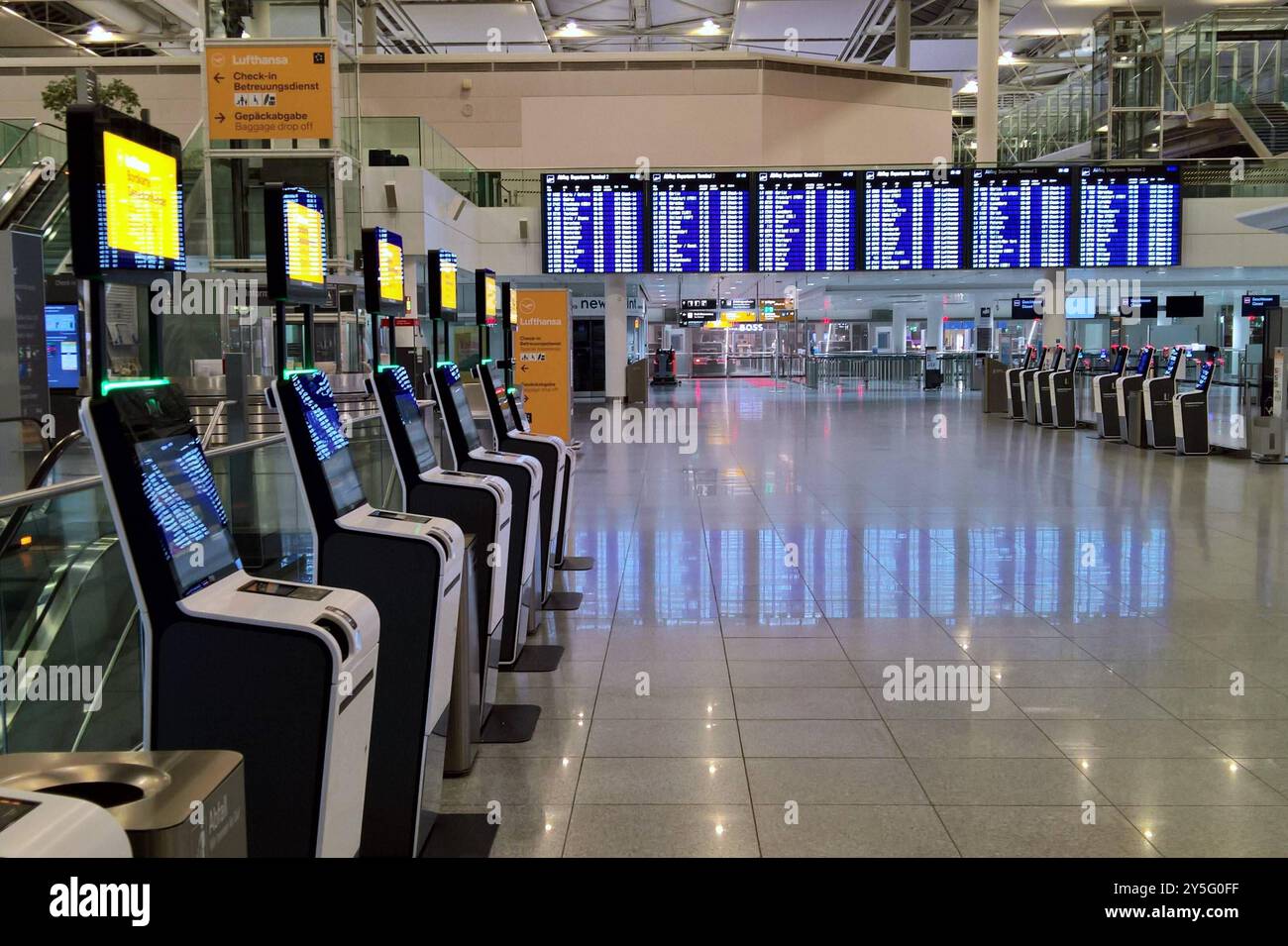 Flughafen München, Airport MUC. Abflug Terminal 2, Lufthansa Check-In ...