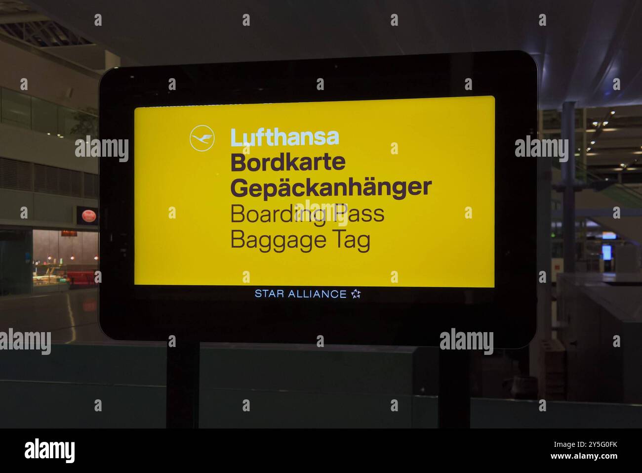 Lufthansa Bordkarte und Gepäckanhänger. Bording Pass und Baggage Tag ...