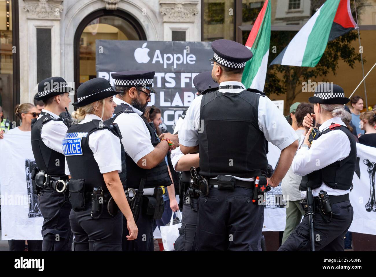 Iphone 16 hi-res stock photography and images - Alamy