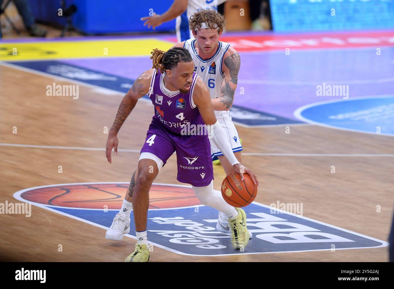 Jarred Godfrey (BG Goettingen #4) (am Ball), Booker Coplin (Skyliners ...