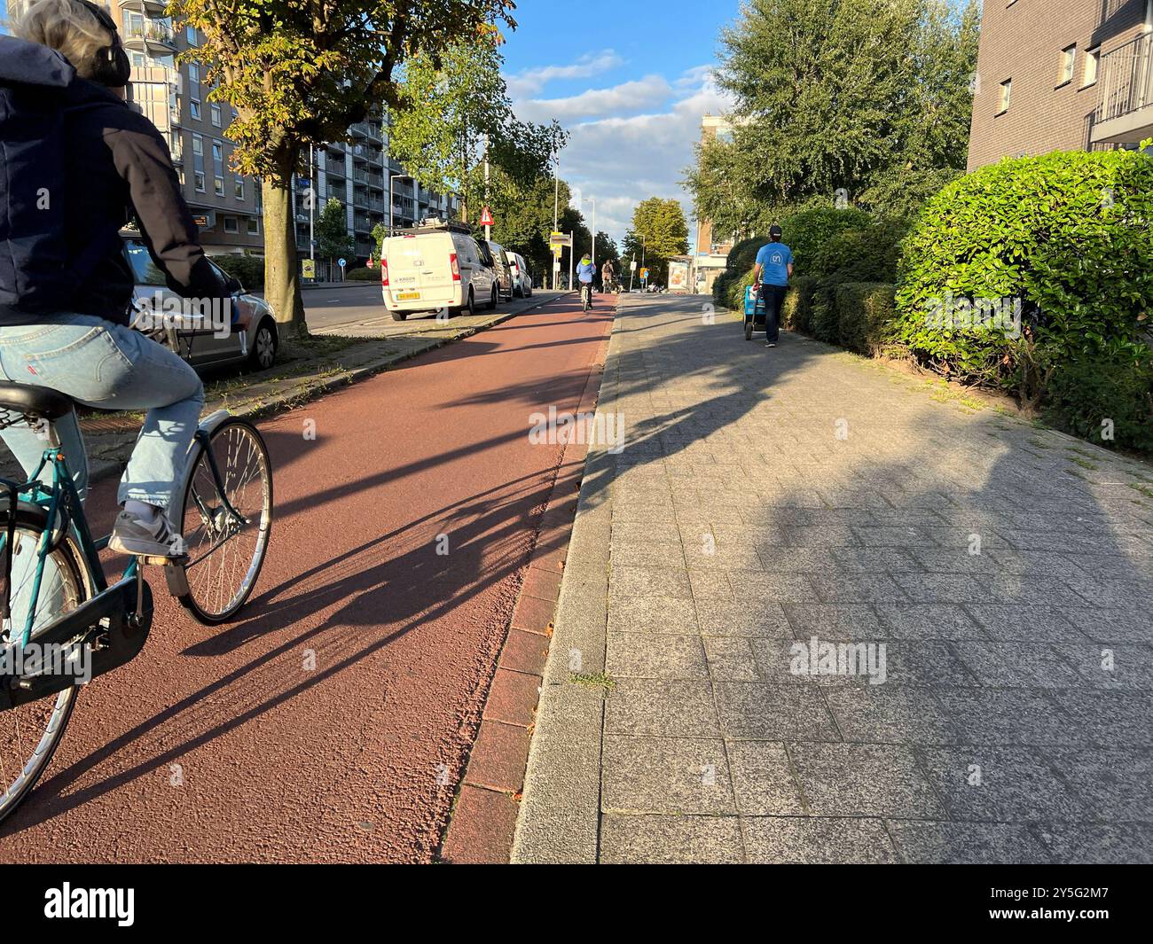 Radwegenetz breite, sichere Radwege getrennt von der Straße in ...
