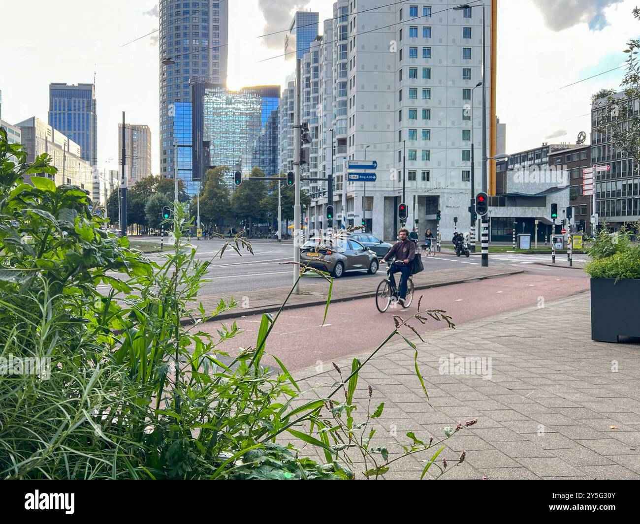 Radwegenetz breite, sichere Radwege getrennt von der Straße in ...