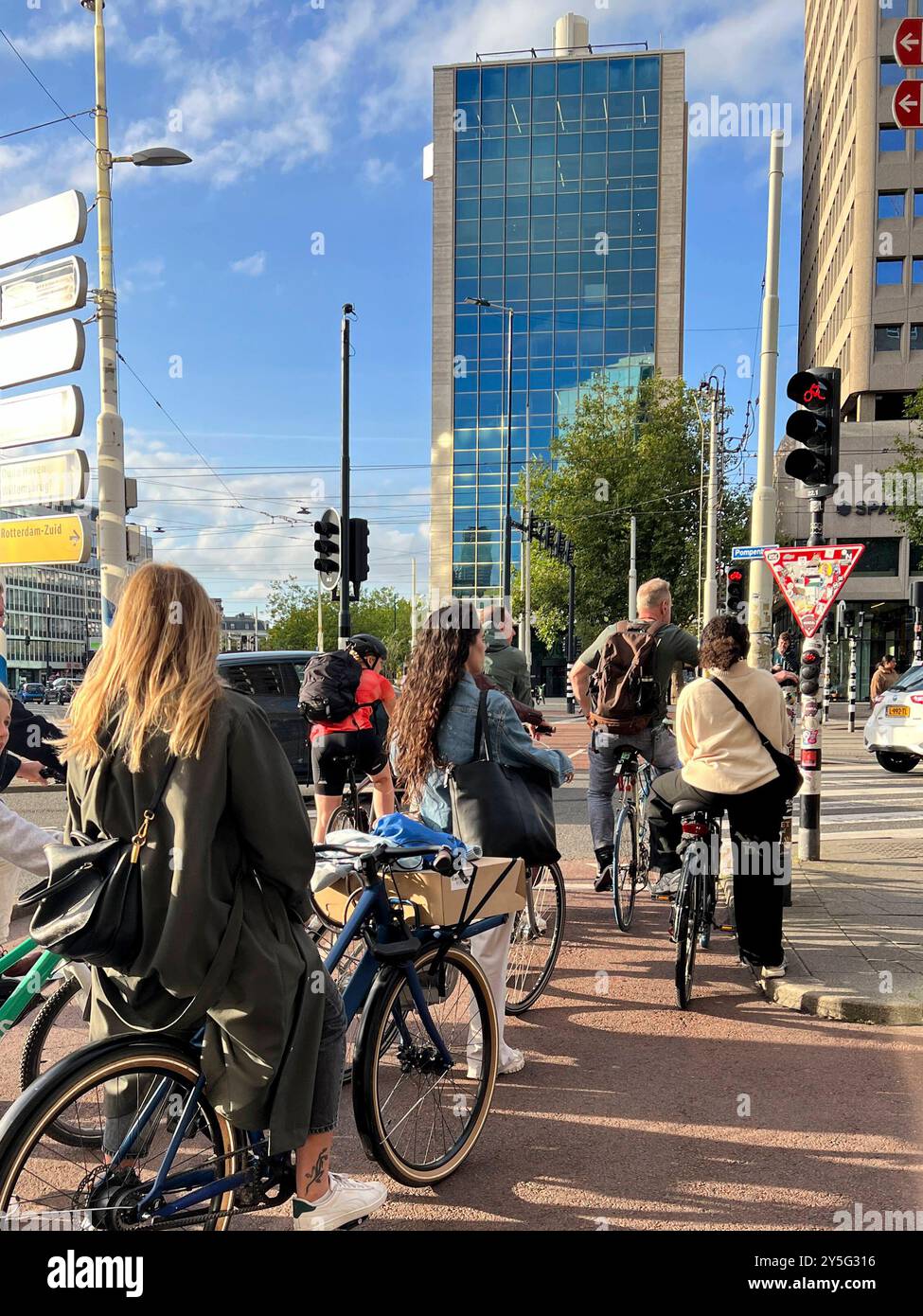 Radwegenetz breite, sichere Radwege getrennt von der Straße in ...