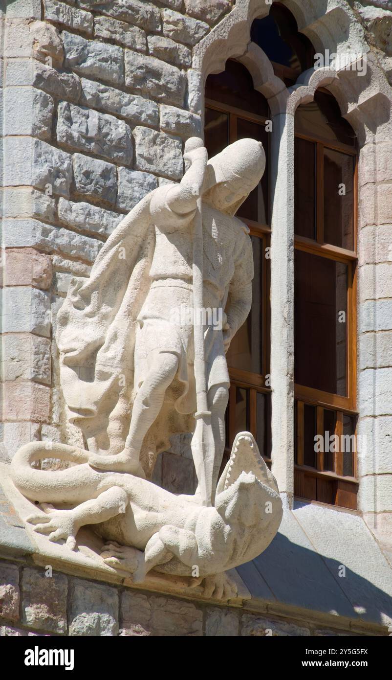 Casa Botines facade with a stone sculpture of George and the dragon by ...
