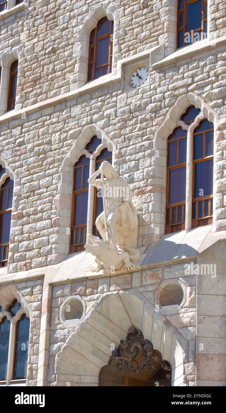 Casa Botines facade with a stone sculpture of George and the dragon by ...