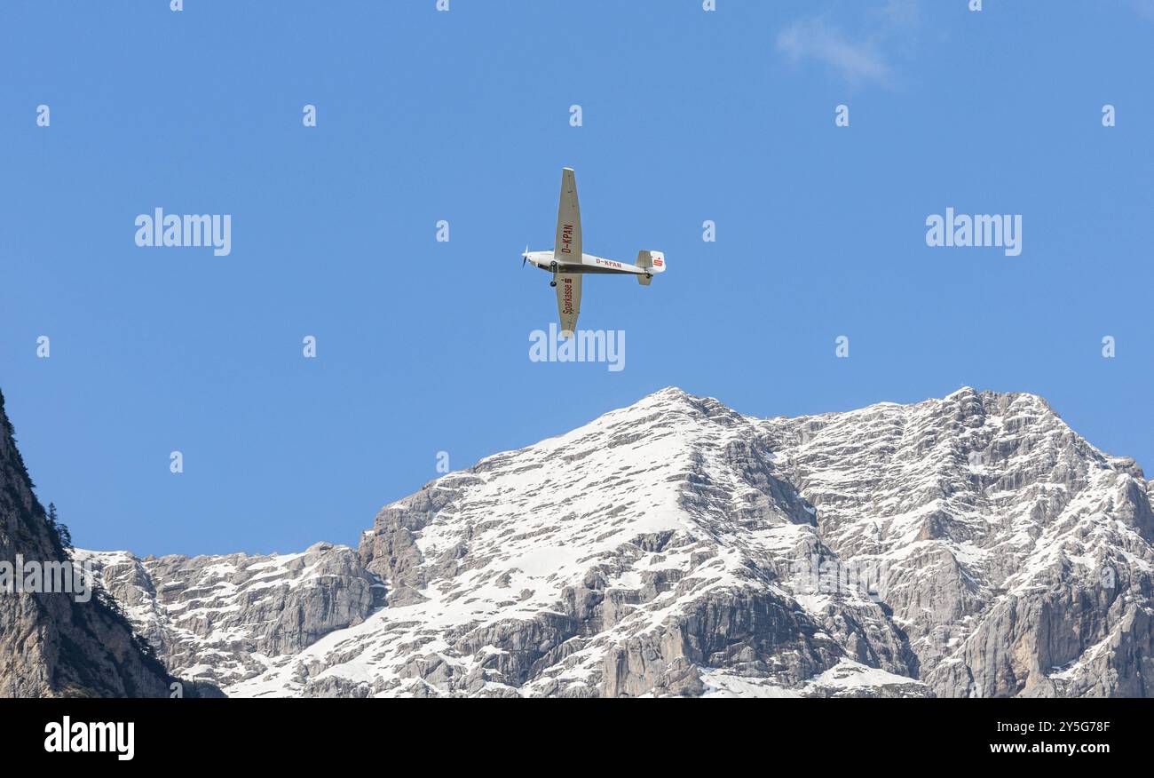 21.09.2024 / Flugzeug beim Start vom Flughafen Innsbruck, Tirol ...