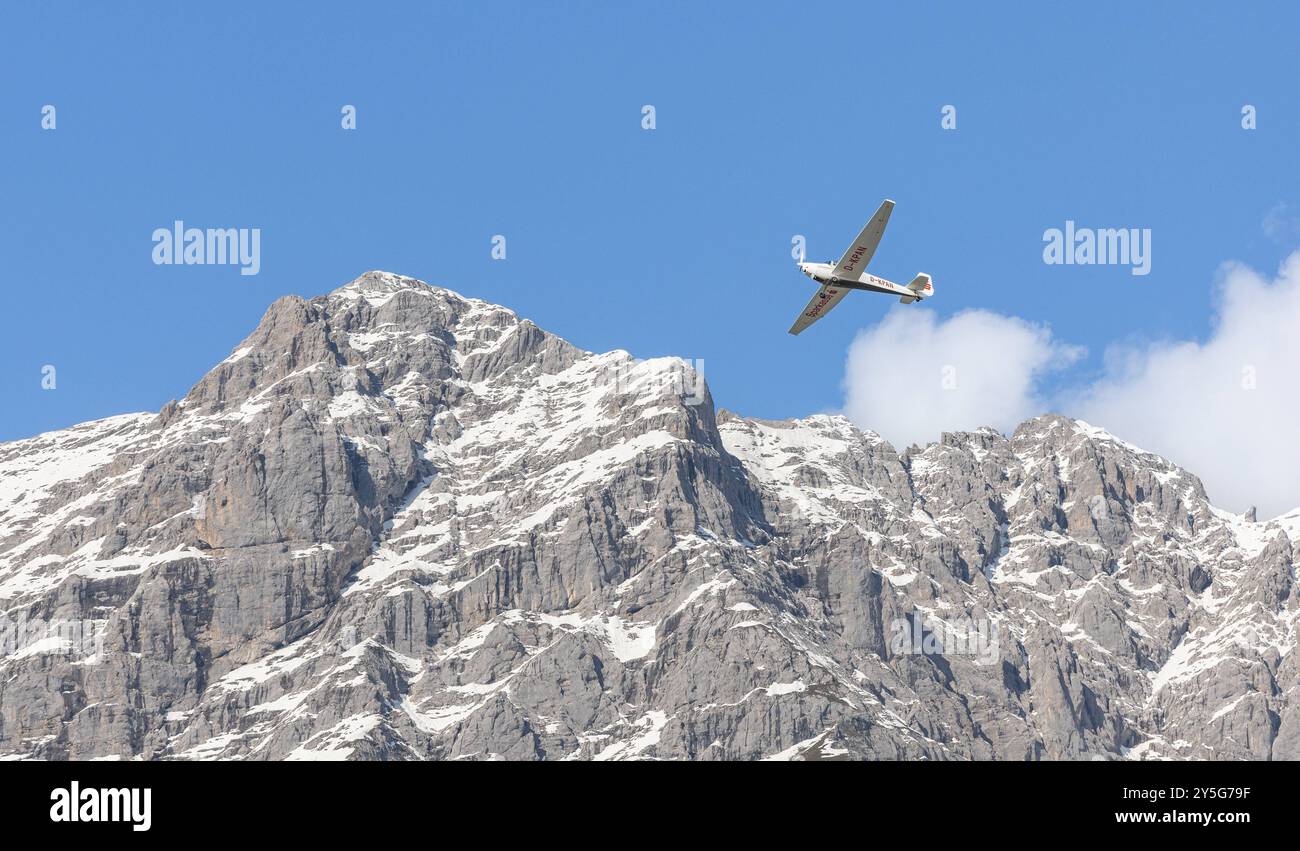 21.09.2024 / Flugzeug beim Start vom Flughafen Innsbruck, Tirol ...