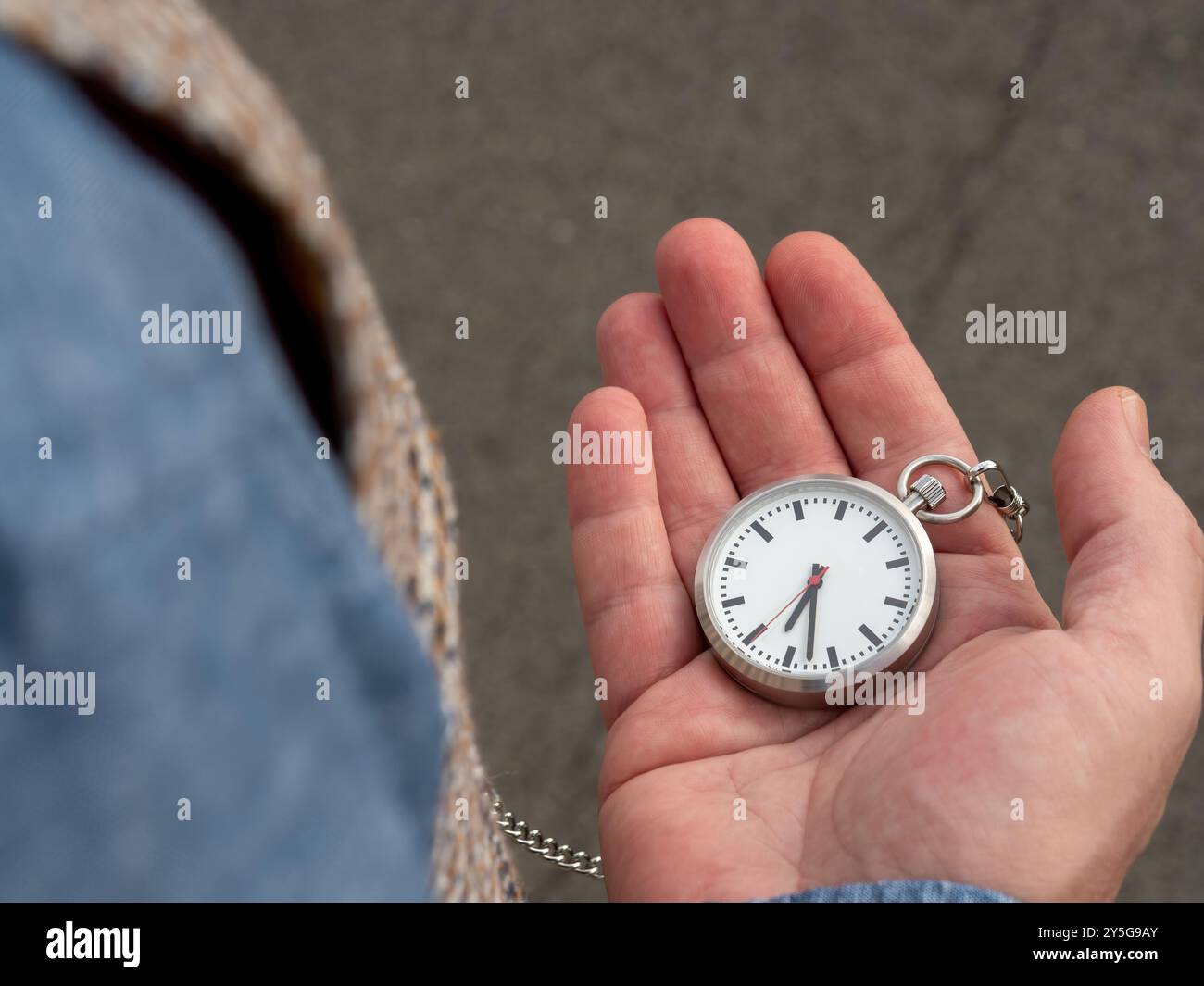 man hand holding a pocket watch Stock Photo - Alamy