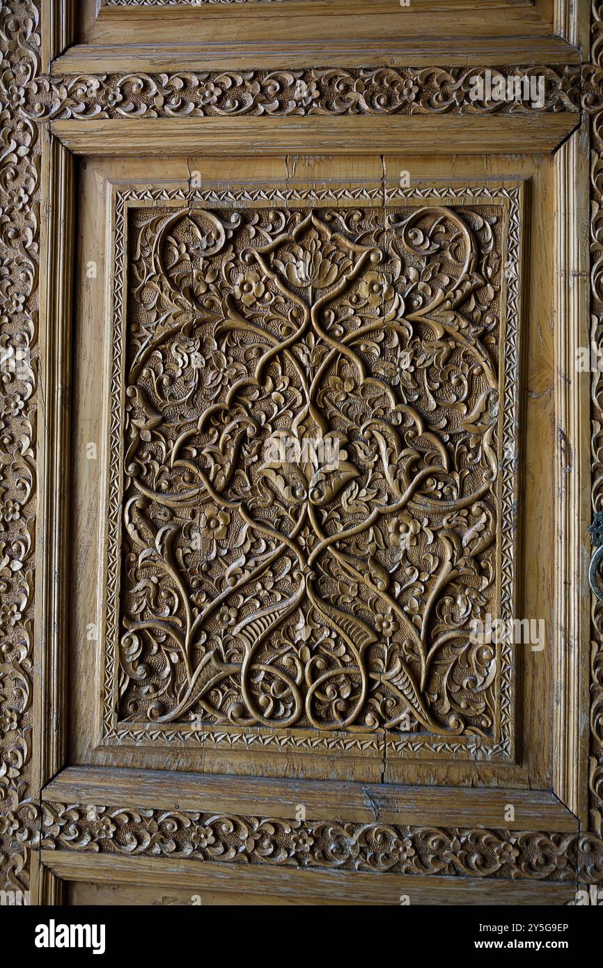 Ornate woodcarving hi-res stock photography and images - Alamy