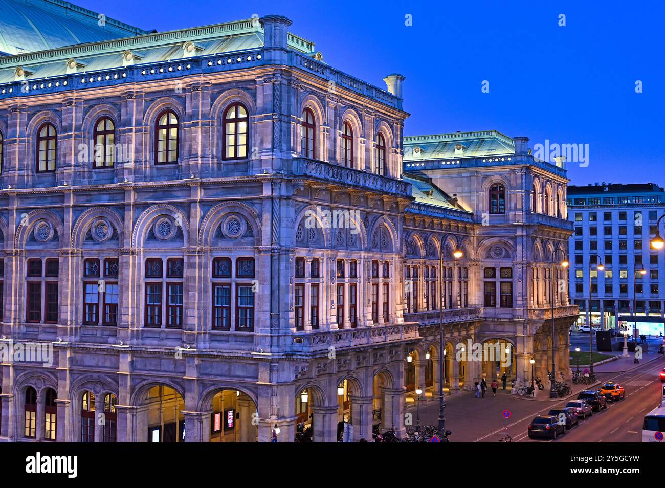 Vienna State Opera at night in Vienna Stock Photo - Alamy