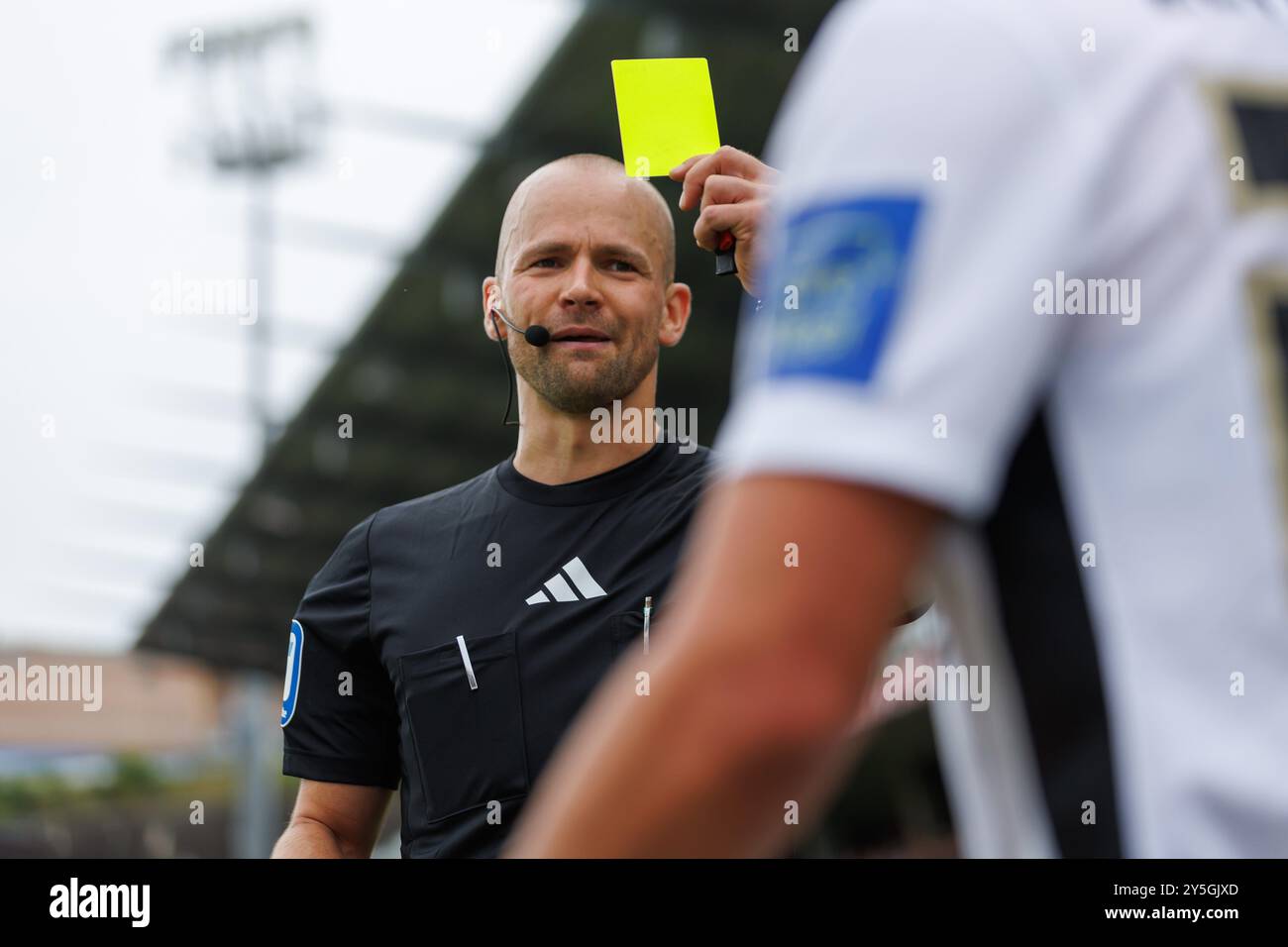 Schiedsrichter Patrick Schwengers (Travemuende) zeigt Elias Baum (SV 07 Elversberg) die gelbe ...