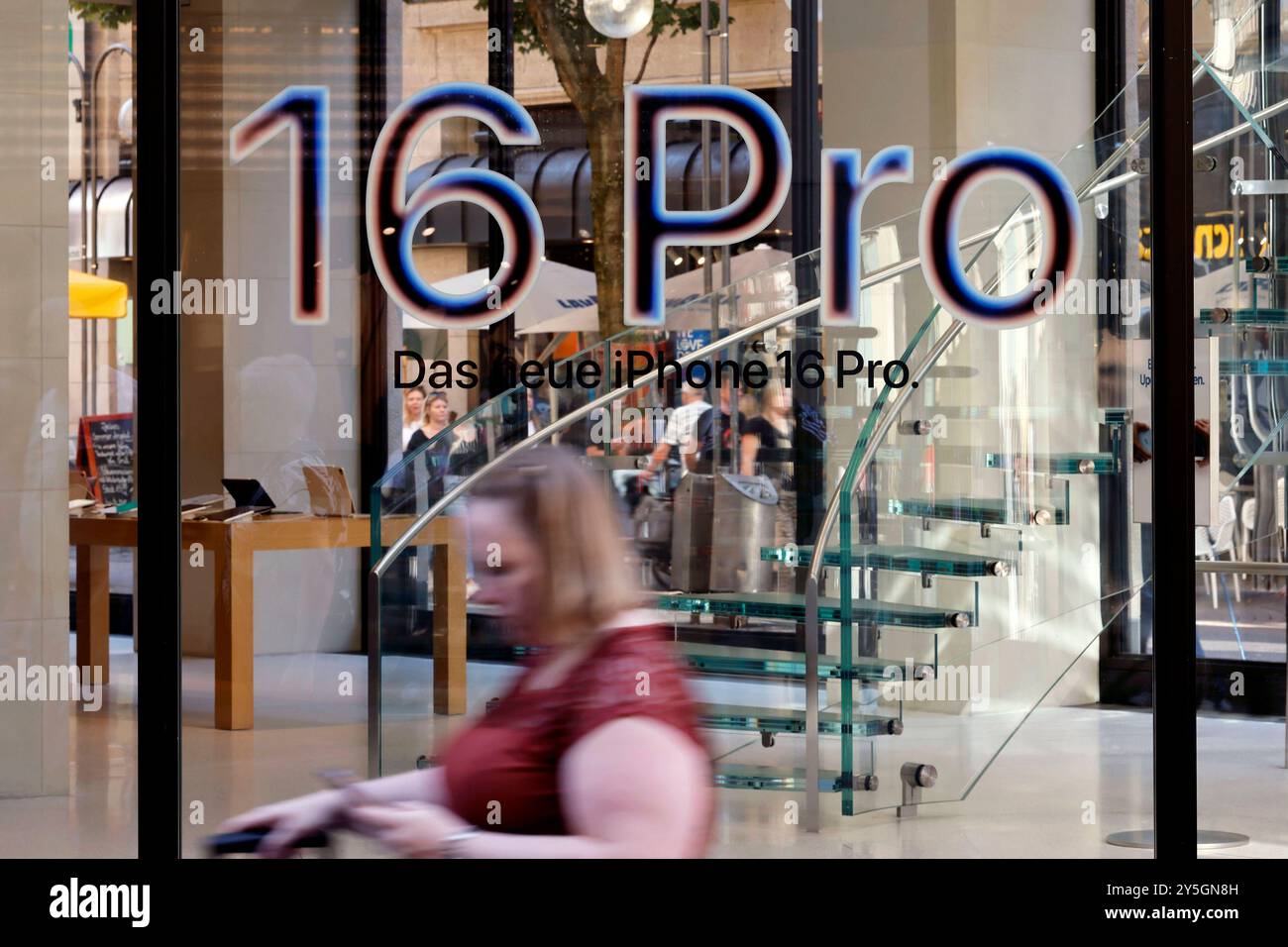 Ein Apple Store in Köln. Kunden stehen an, um ihre Hände an das neue ...