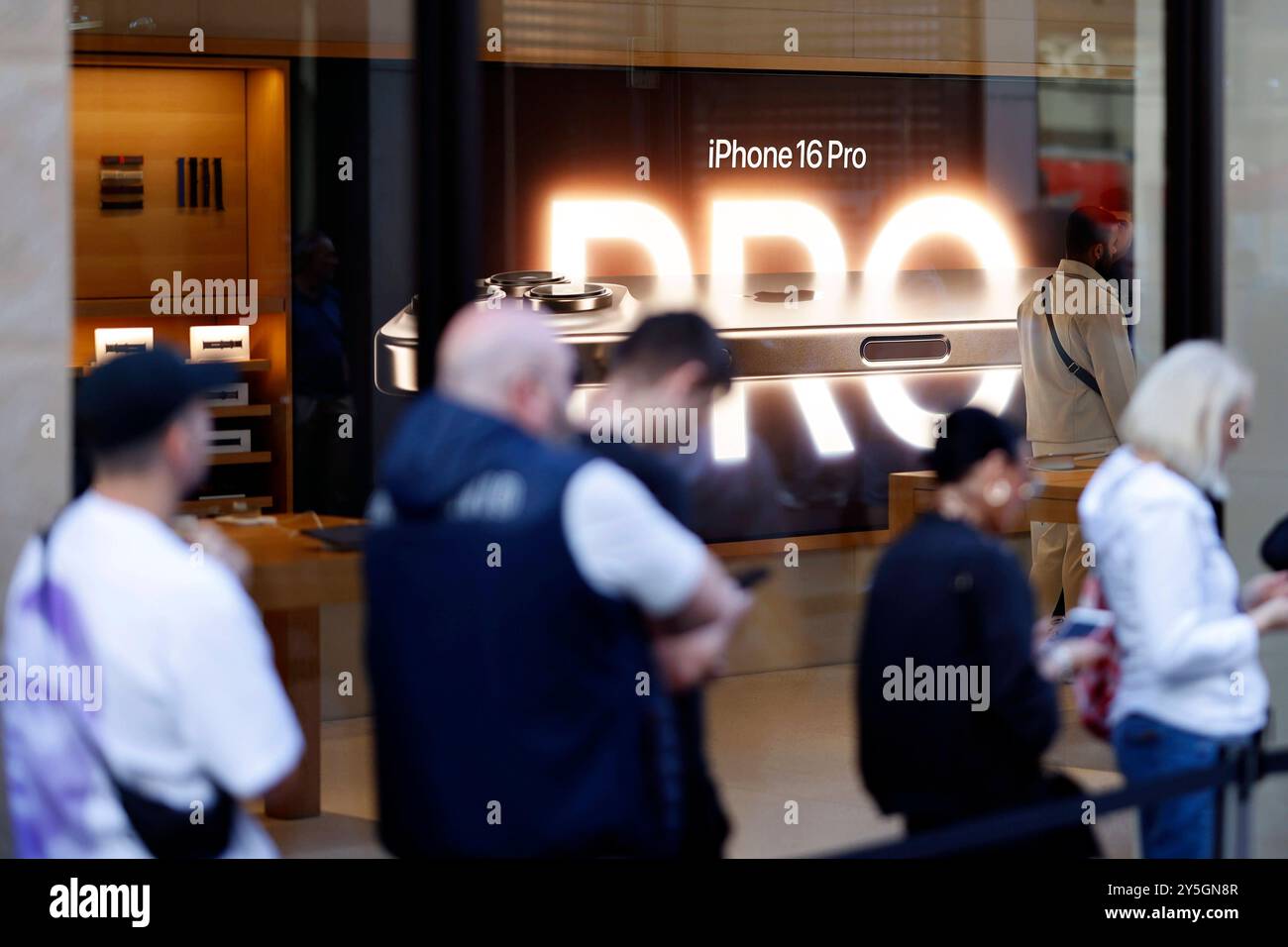 Ein Apple Store in Köln. Kunden stehen an, um ihre Hände an das neue ...
