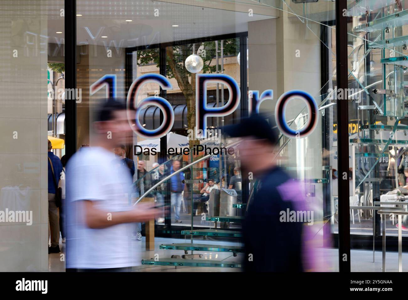 Ein Apple Store in Köln. Kunden stehen an, um ihre Hände an das neue ...