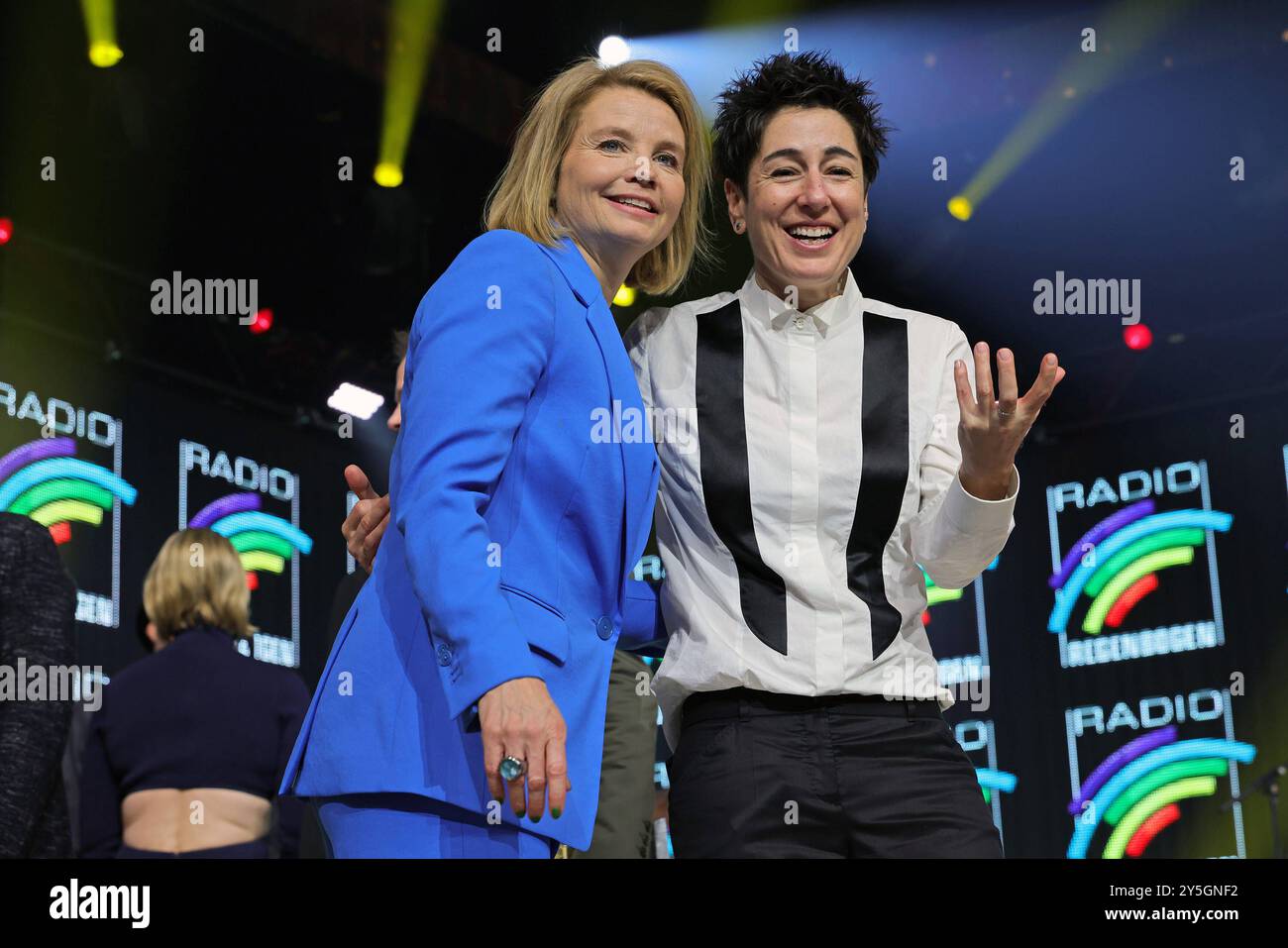Radio Regenbogen Award 2024 Annette Frier mit Dunja Hayali bei der ...