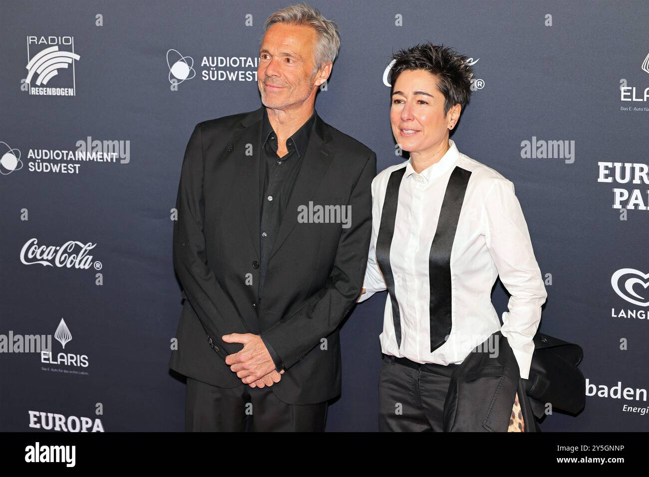 Radio Regenbogen Award 2024 Dunja Hayali mit Hannes Yannicke auf dem ...