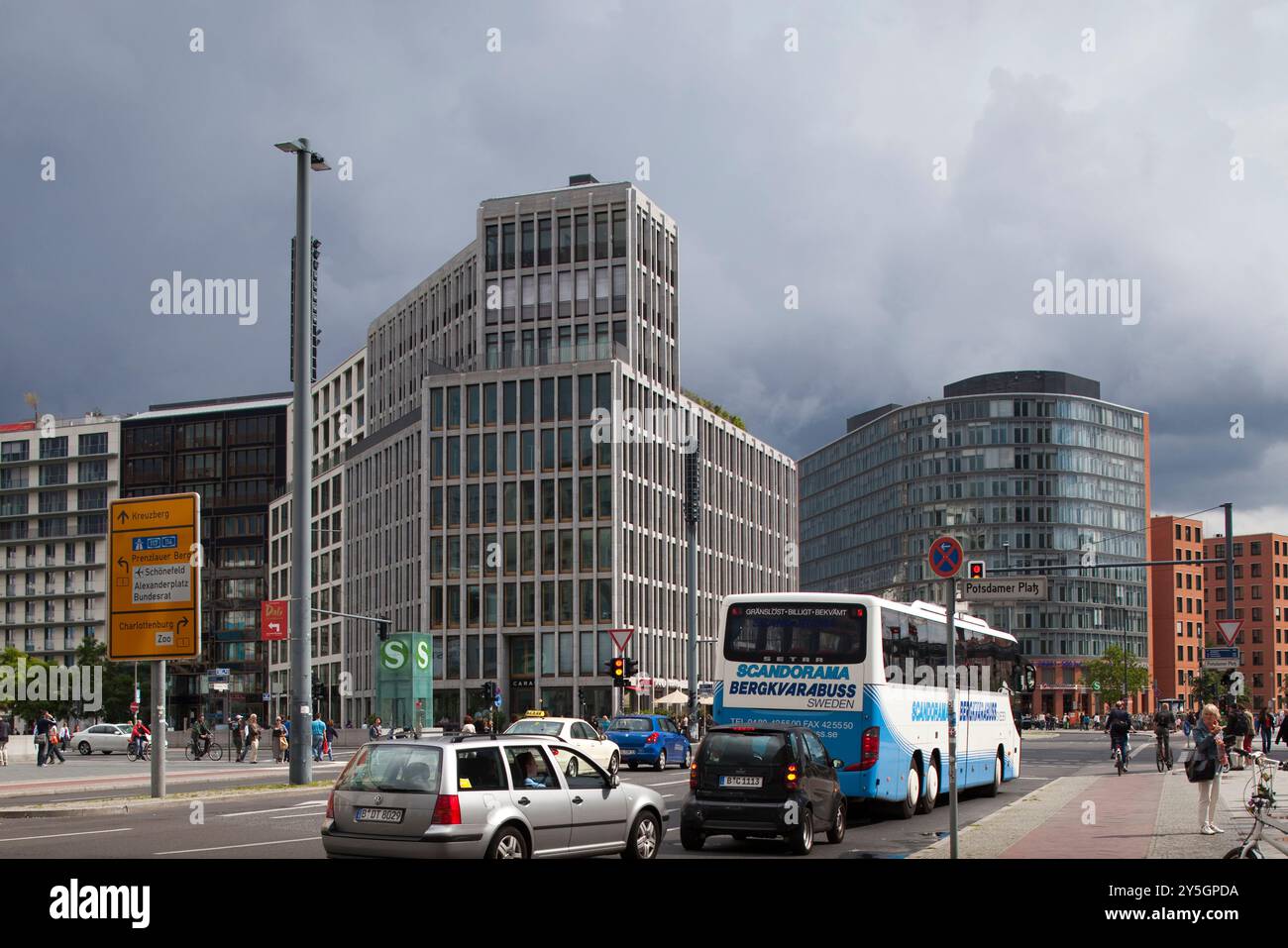 Busy streets filled cars buildings hi-res stock photography and images ...