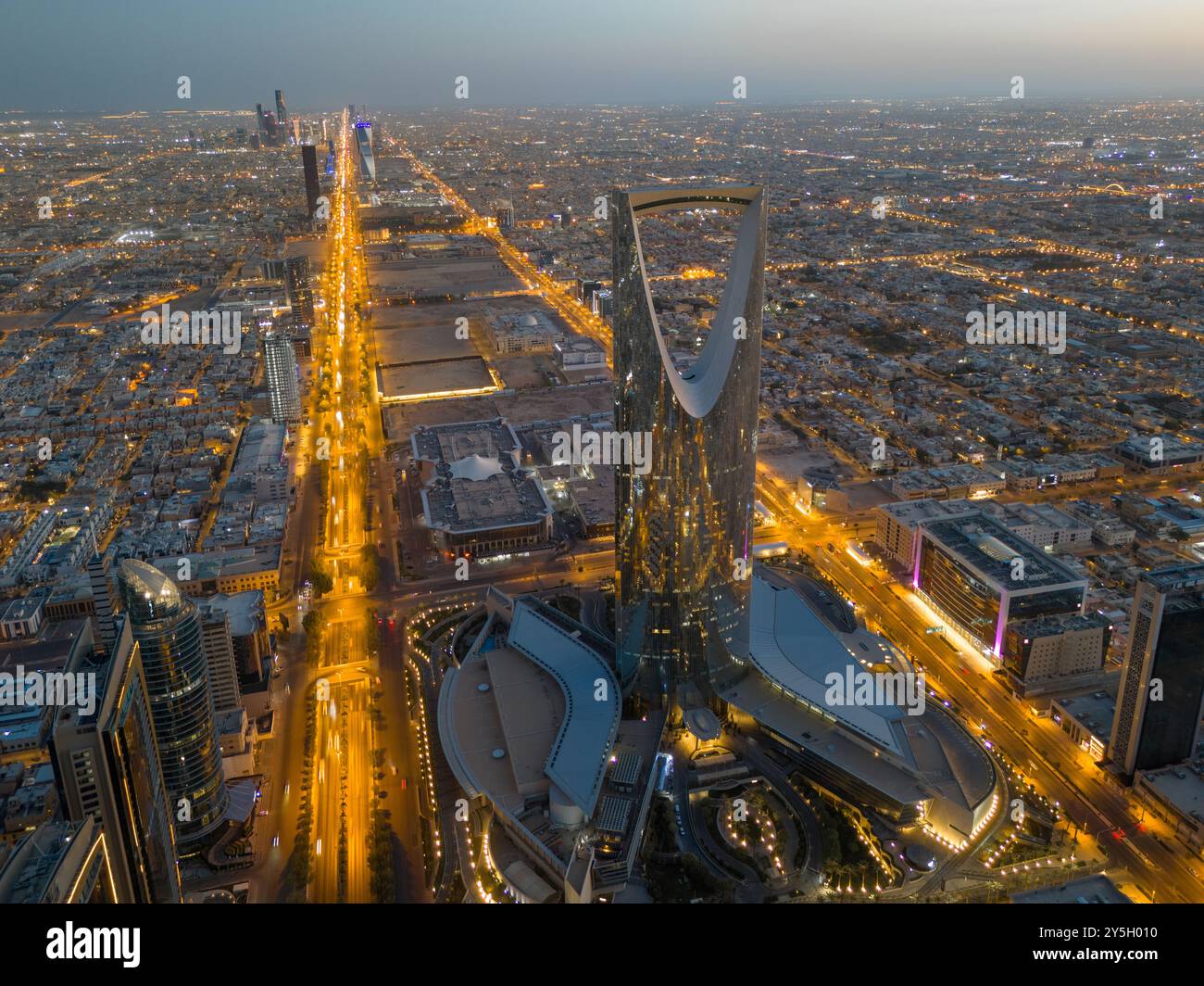 Kingdom tower saudi night view hi-res stock photography and images - Alamy