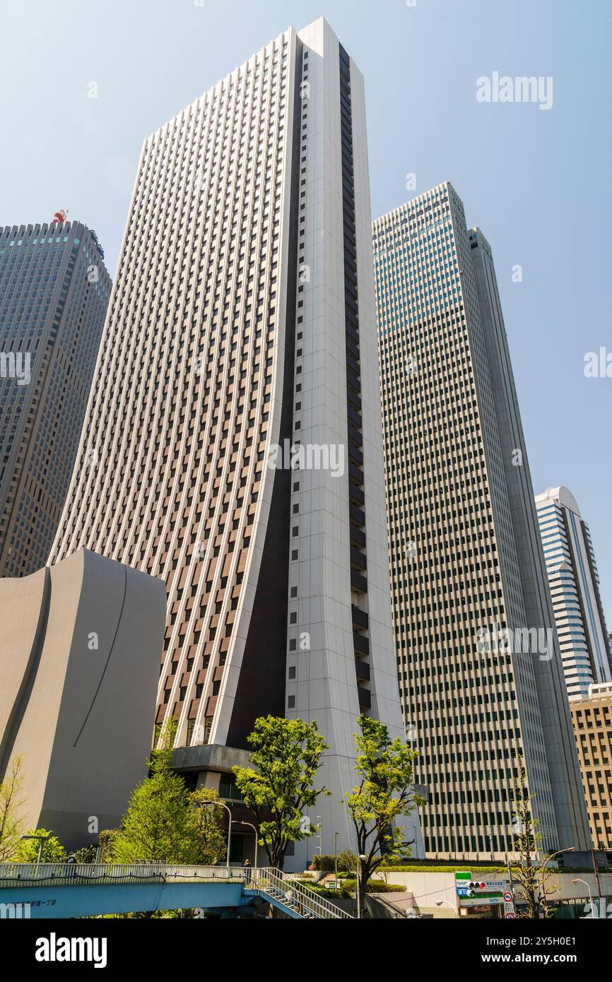 The high rises of the Sompo building and the Shinjuku Nomura Building ...
