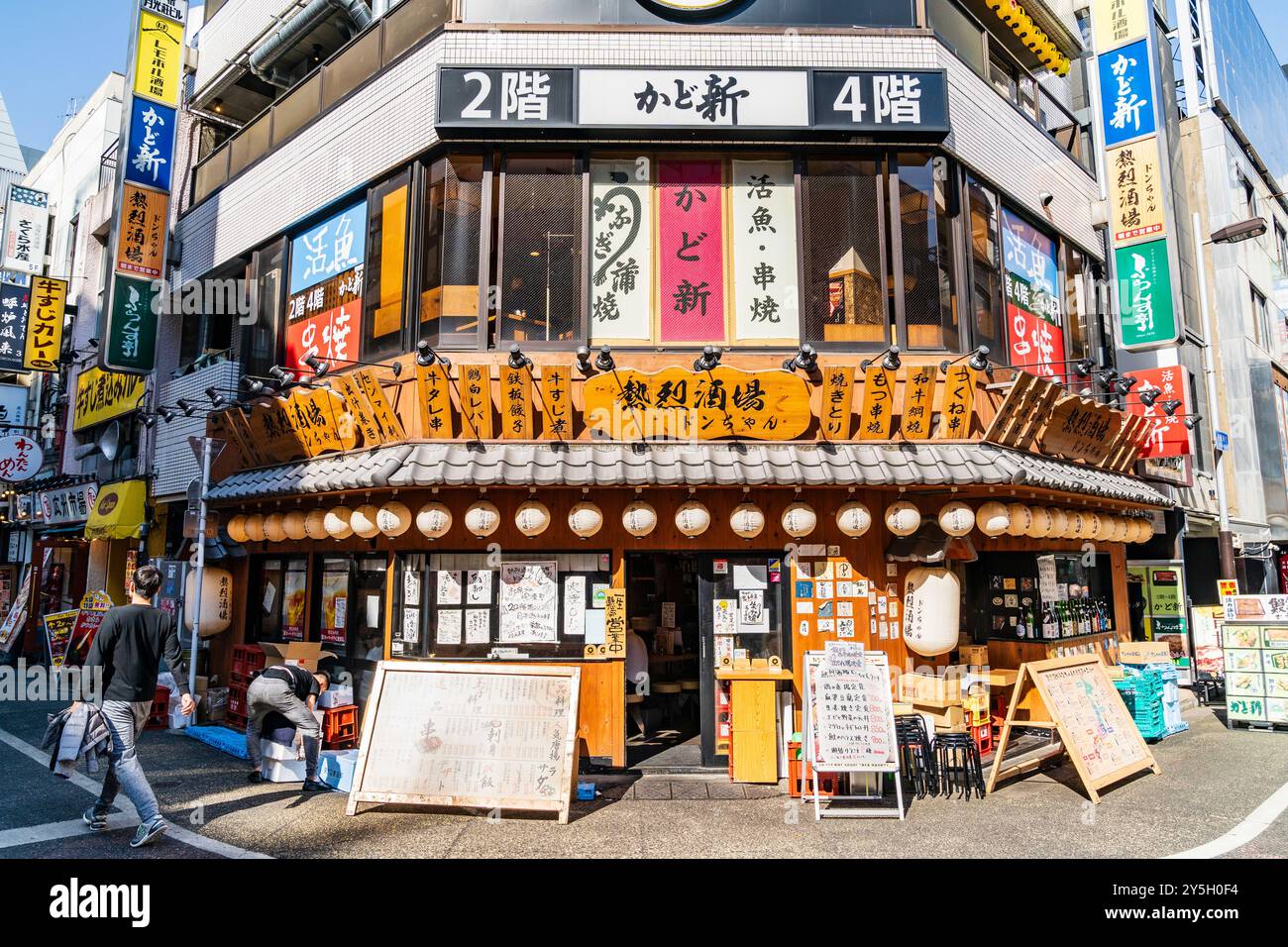 Japanese Izakaya restaurant on a street corner in Nishi-Shinkuju. Row ...
