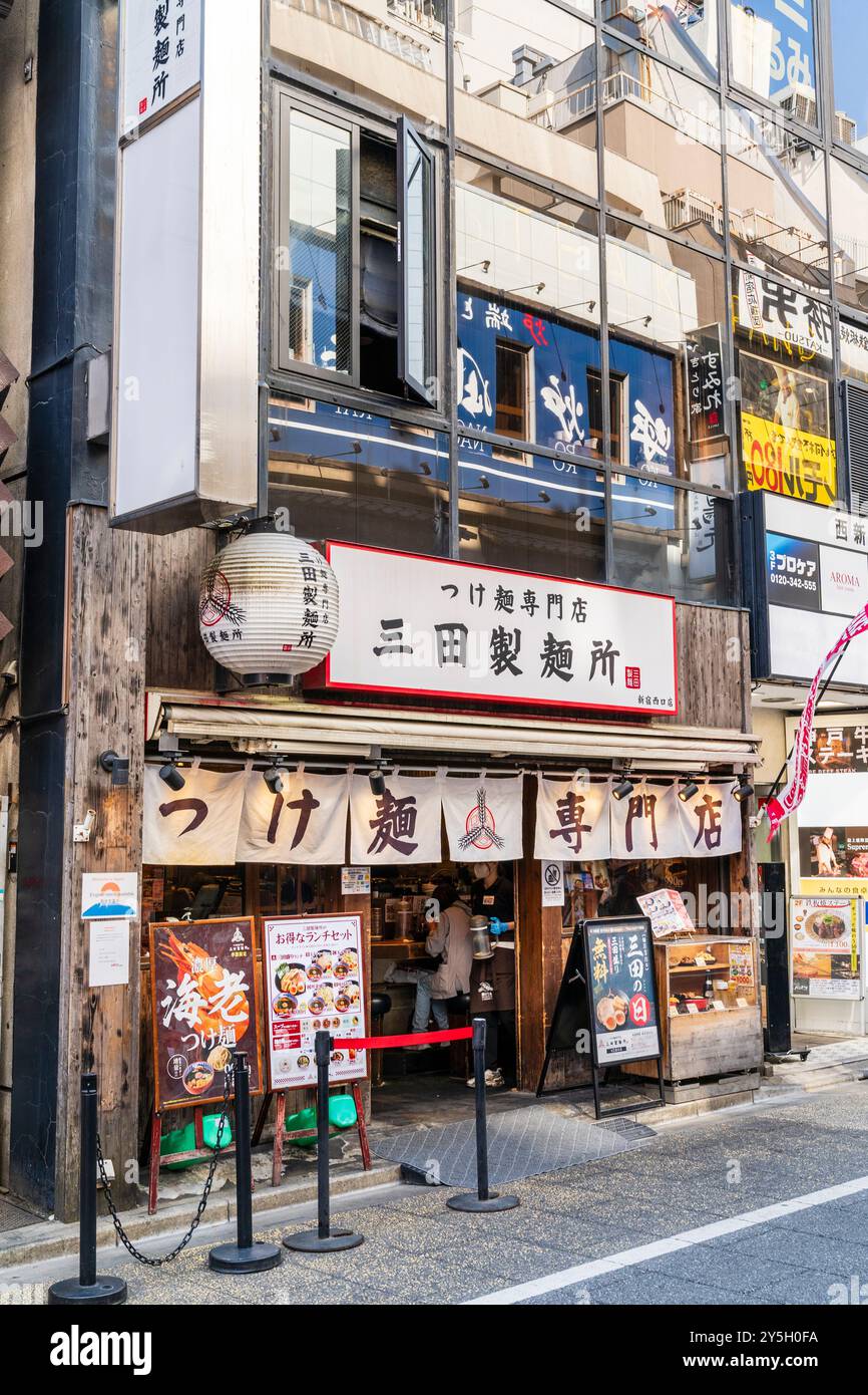 Traditional japanese restaurant entrance hi-res stock photography and ...