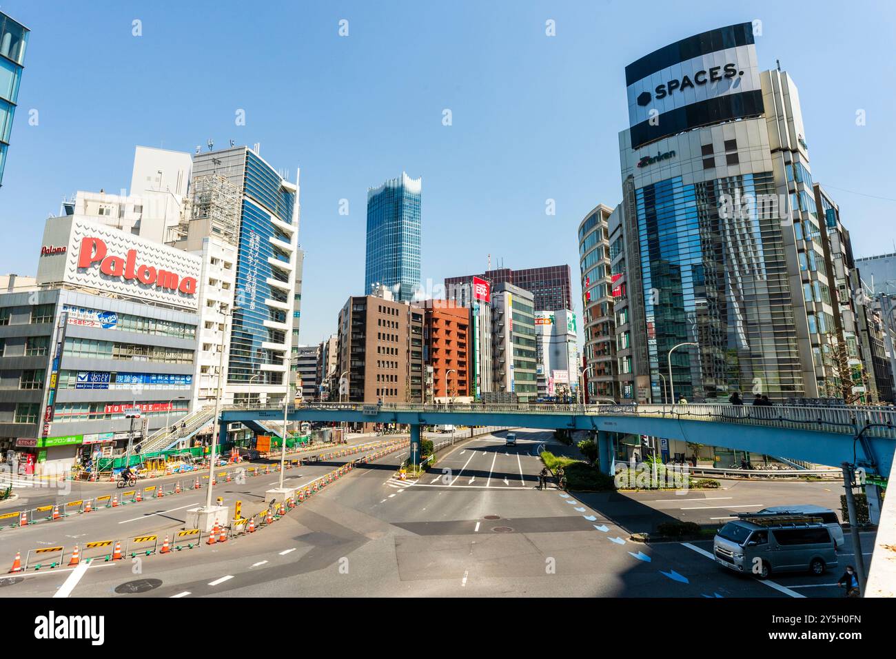 View along main road in Shinjuku with the Takarazuka University Tokyo ...