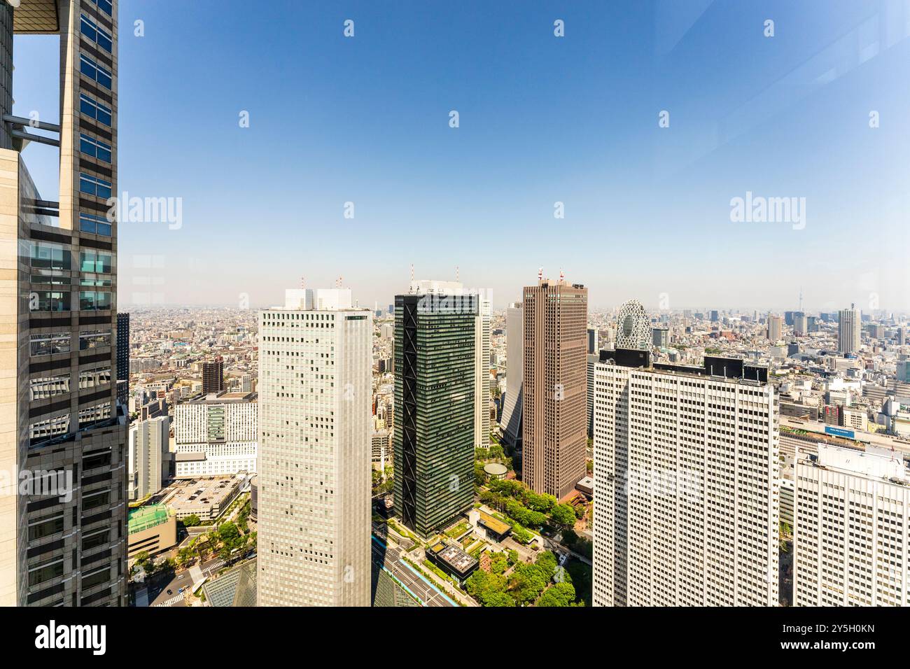 High rise office blocks and Tokyo skyline seen from the observation ...