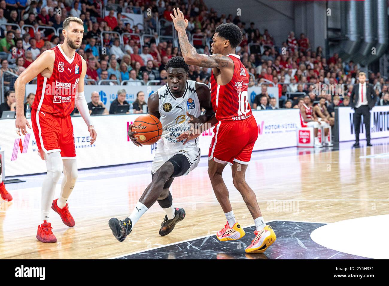 Brandon Horvath (Bamberg Baskets, #12), Barra Njie (Basketball Loewen ...