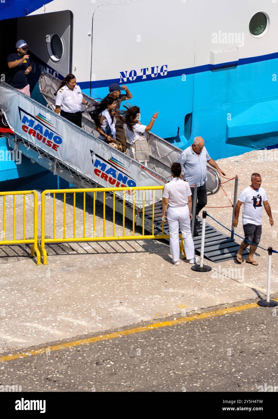 Mano cruise ship crown iris hi-res stock photography and images - Alamy