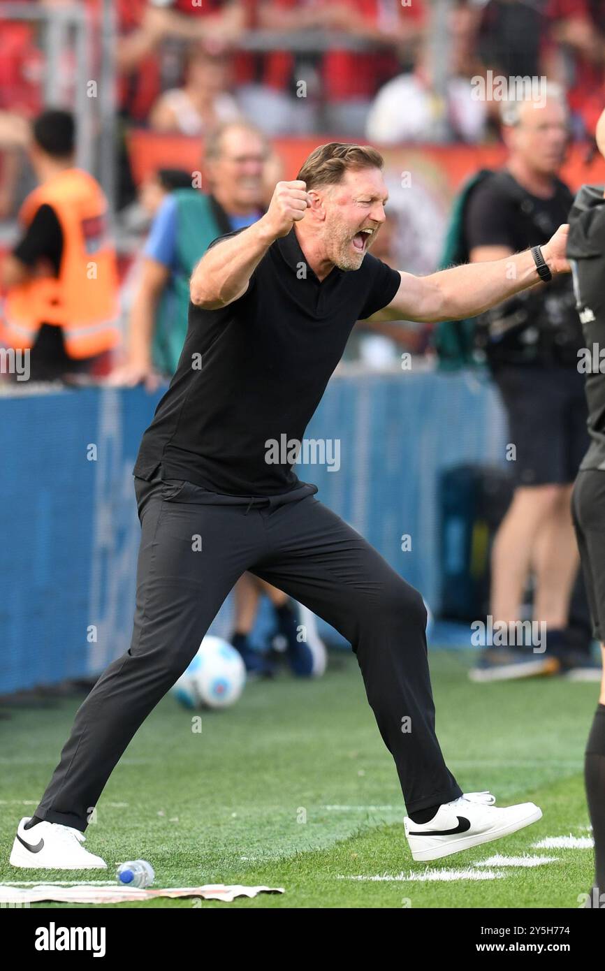 Trainer Ralph Hasenhuettl ( VFL Wolfsburg ) jubelt ueber das Tor zum 3 ...