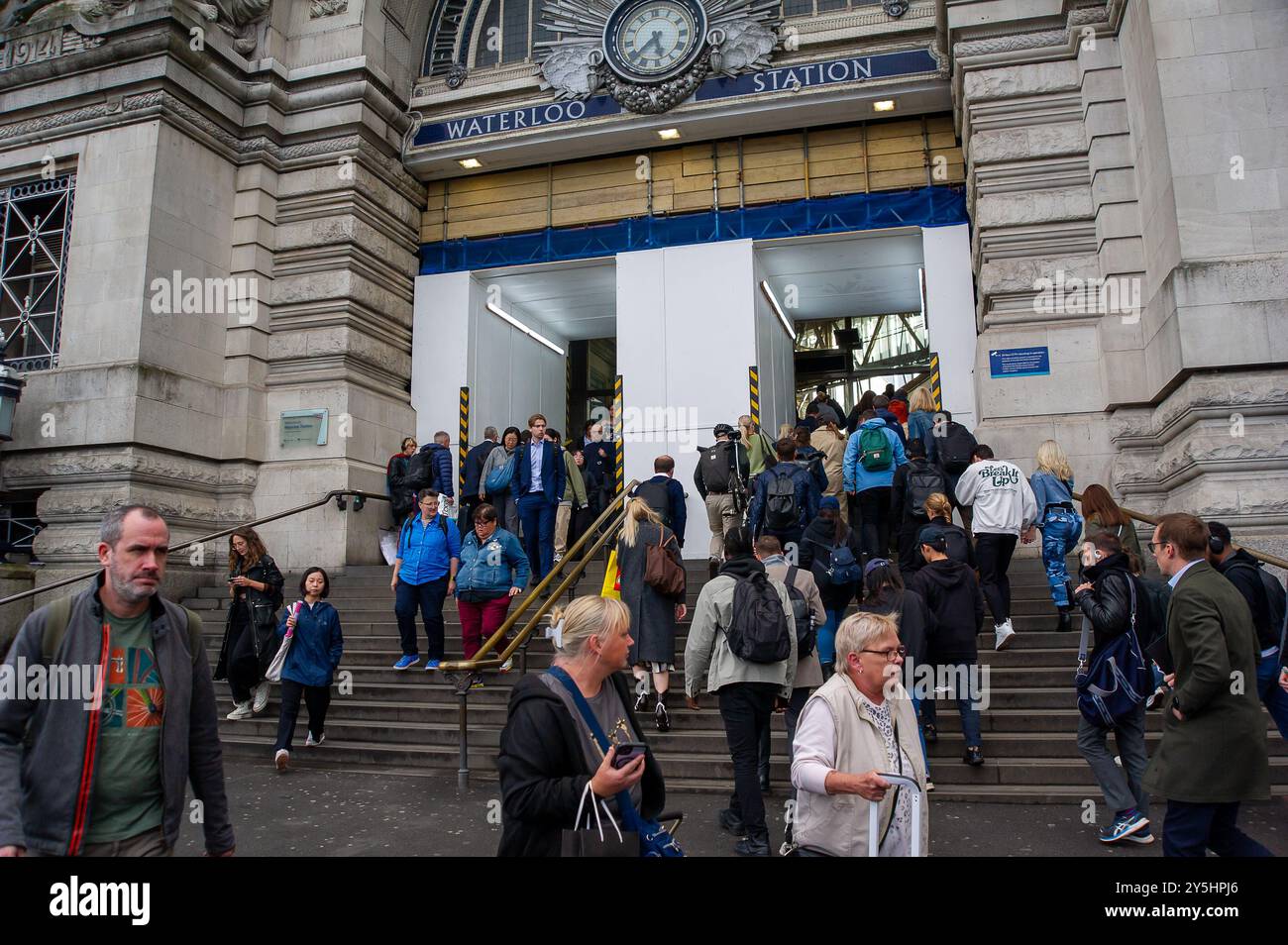 Commuters outside waterloo railway station hi-res stock photography and ...