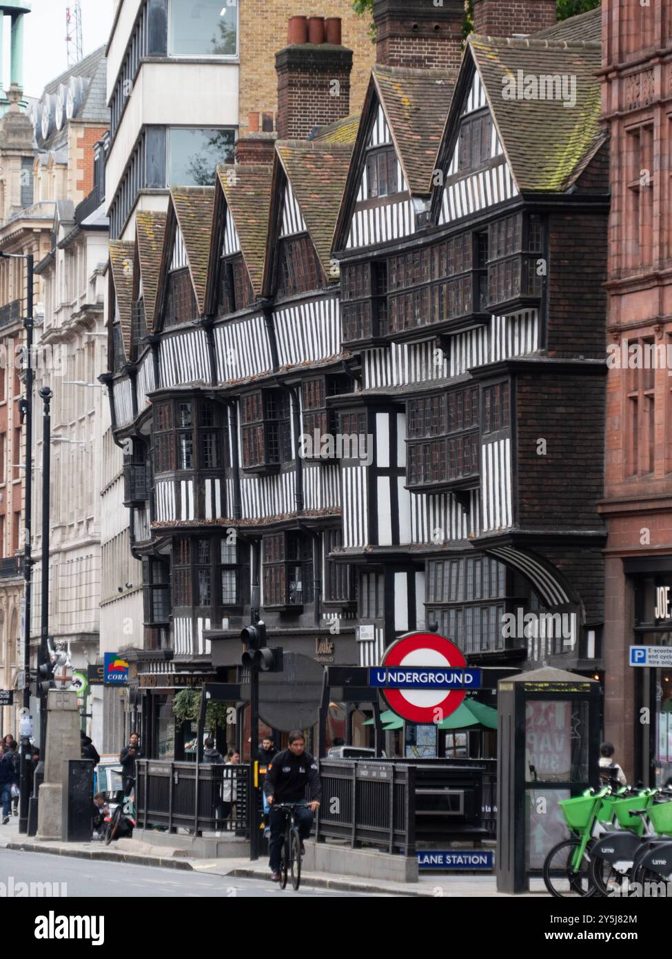 Tudor inn hi-res stock photography and images - Alamy