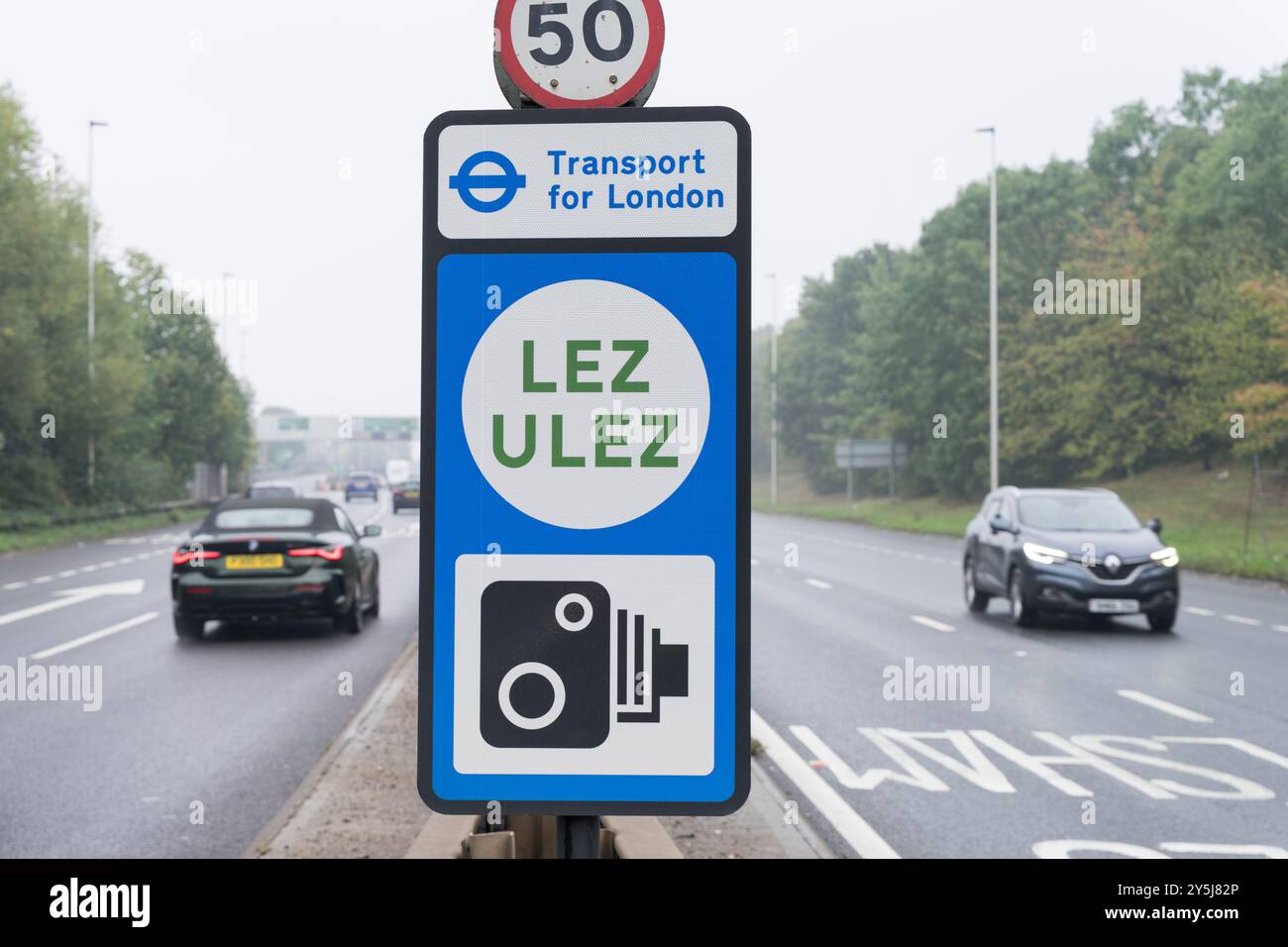 TFL's LEZ and ULEZ traffic sign with symbol camera icon for catching ...