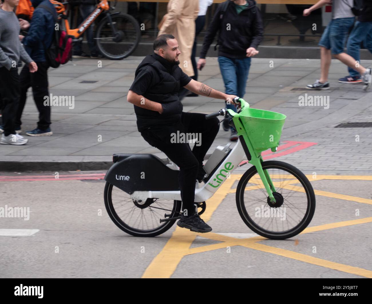 Lime rental bike rider, Bishopsgate London UK Stock Photo - Alamy