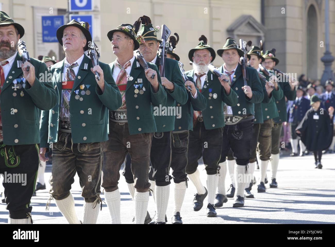 Trachten- und Schützenzug am Oktoberfest in München 2024 Ein besonderer ...