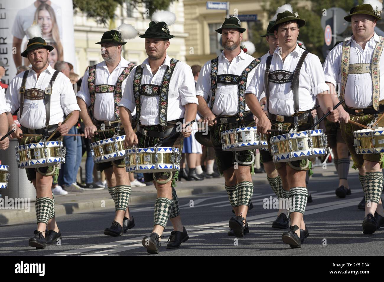 Trachten- und Schützenzug am Oktoberfest in München 2024 Ein besonderer ...