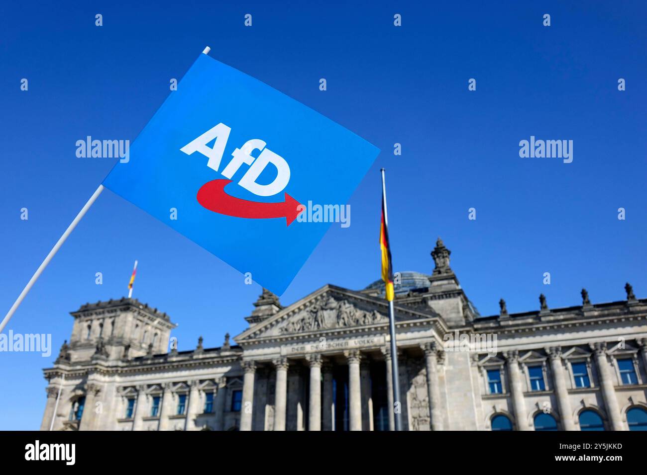 Reichstag mit AfD-Fähnchen Reichstag mit AfD-Fähnchen, 21.09.2024 ...