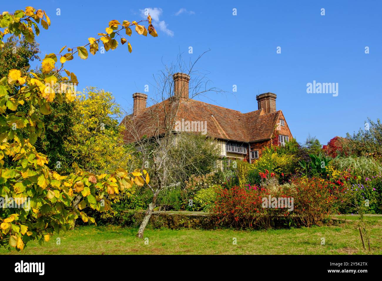 Autumn gardens shrubs hi-res stock photography and images - Alamy