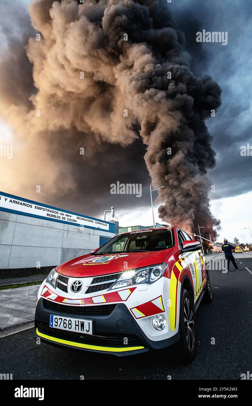 A big column of smoke rises for a fire in an industrial estate Stock ...